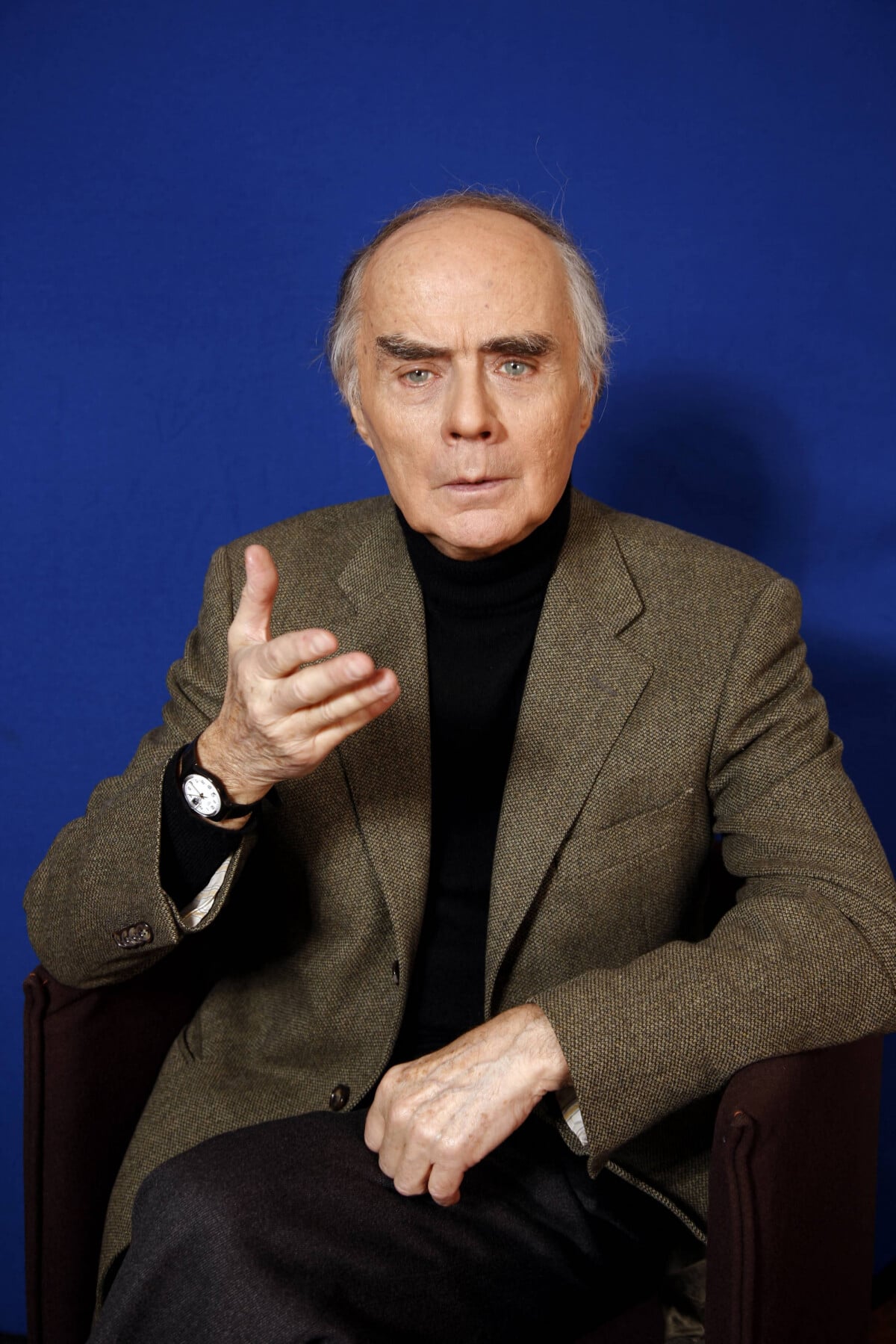Photo : Jean-Claude Delarue pose lors d'une séance de portrait à Paris ...