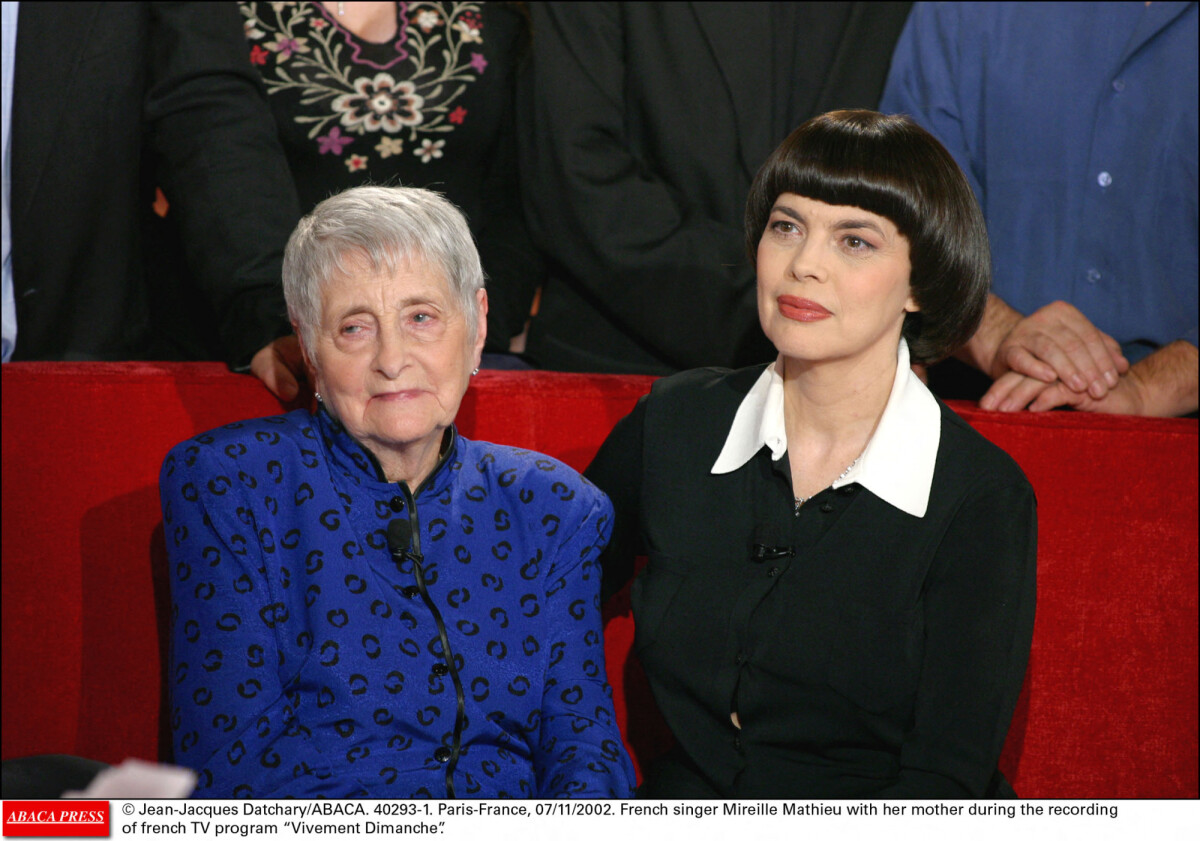 Photo : Paris-France, 07/11/2002. La chanteuse Mireille Mathieu avec sa ...