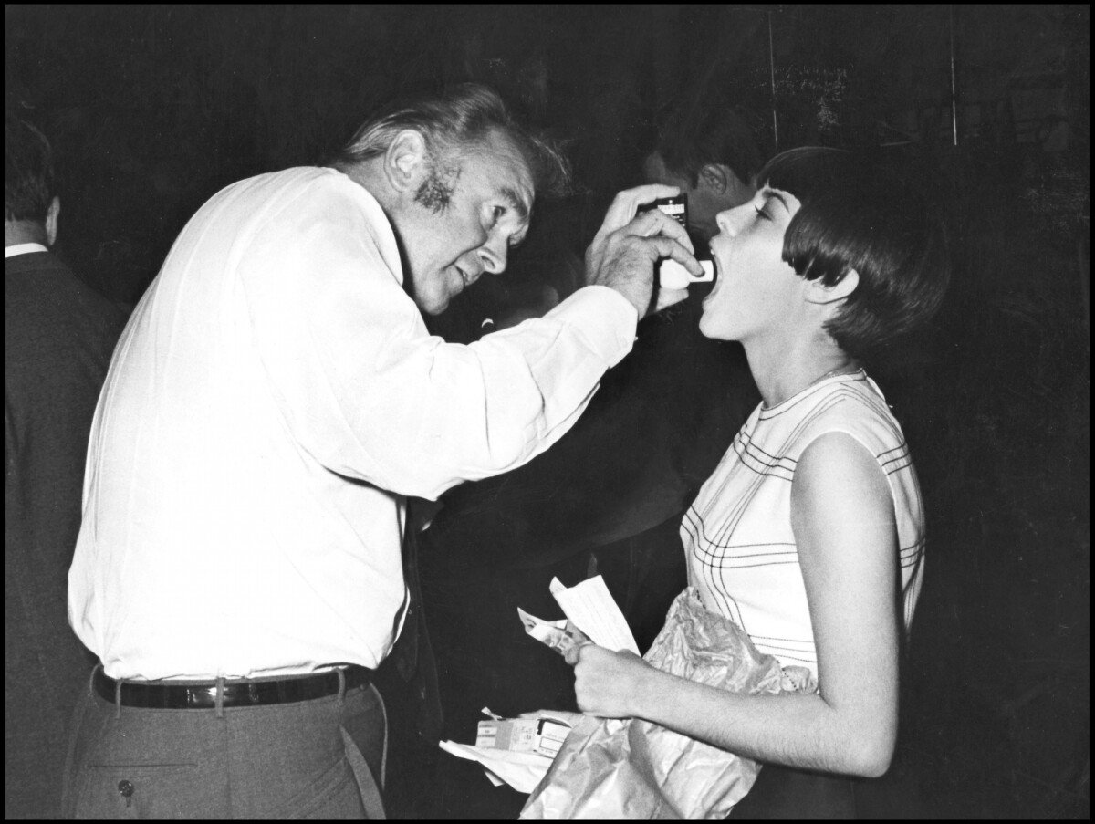 Photo : Mireille Mathieu et son manager Johnny Stark en 1966 à l ...