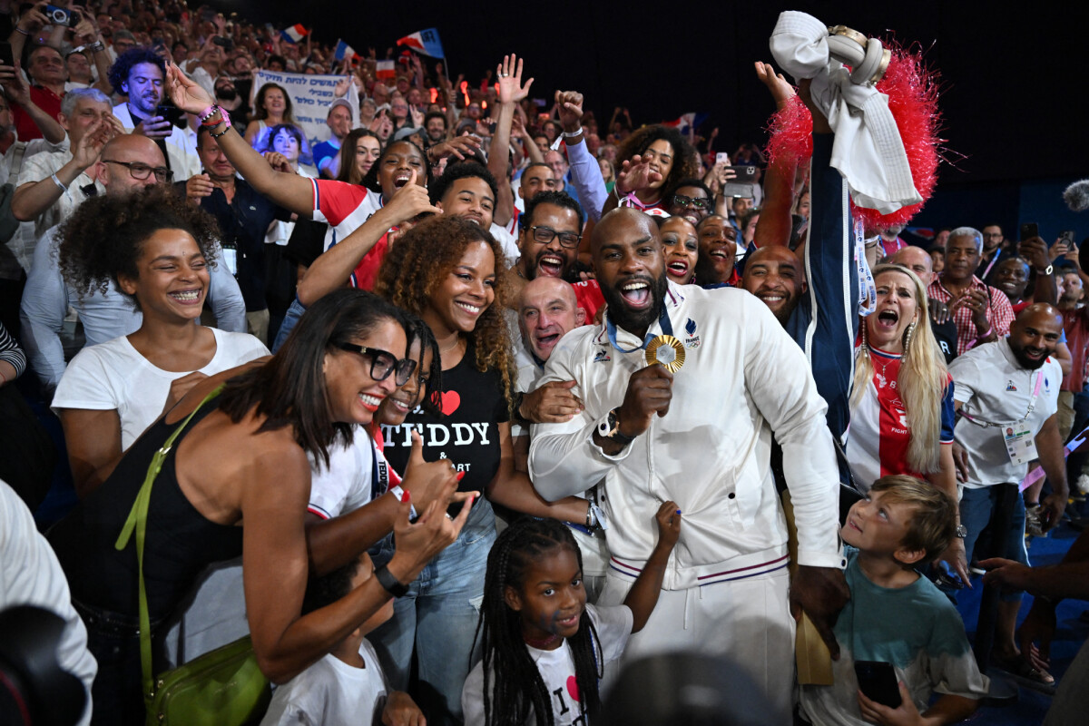 Photo : Teddy Riner célèbre son titre olympique en famille à l'Arena ...