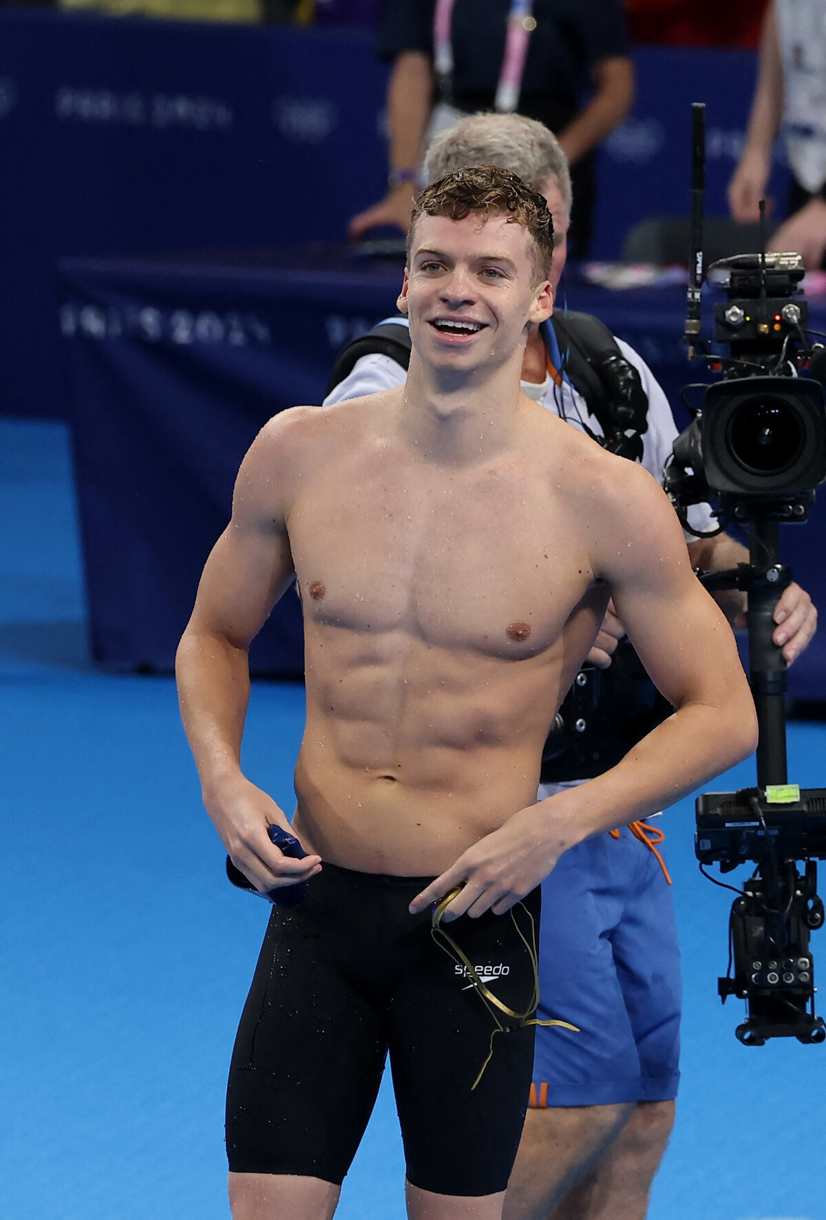 Photo : Léon Marchand devient champion Olympique sur 200 m 4 nages lors ...
