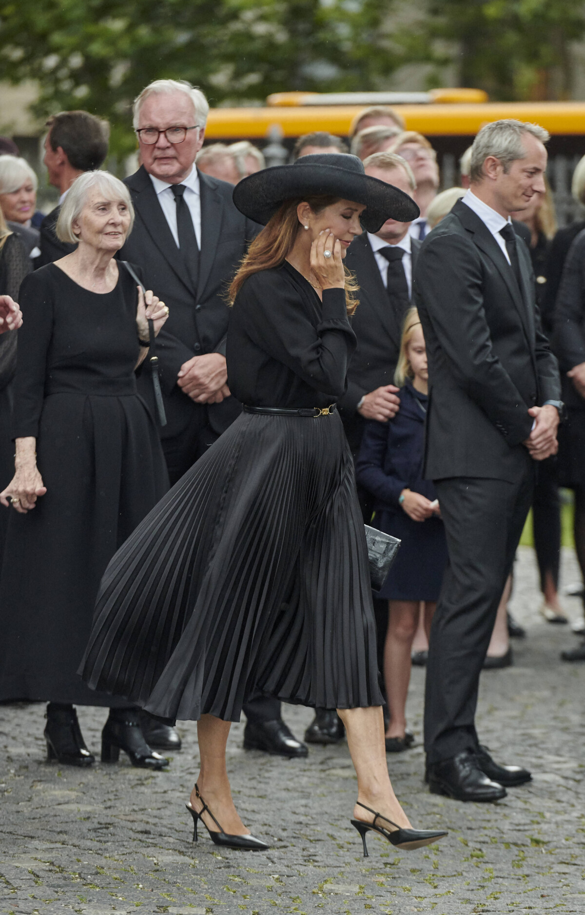 Photo : Si son visage était dissimulé sous un chapeau noir à larges ...