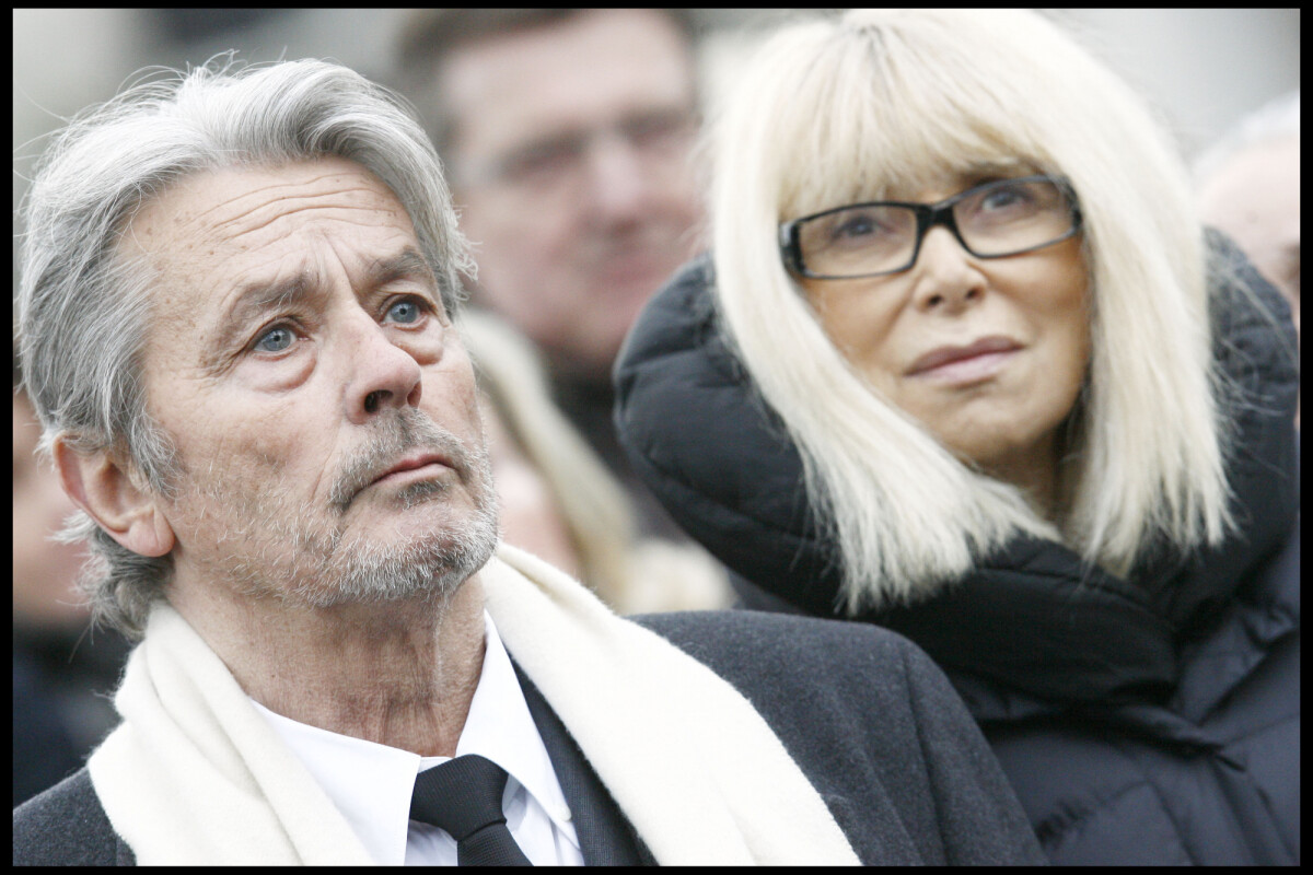 Photo : Alain Delon et Mireille Darc - Obsèques de Georges Cravenne au ...