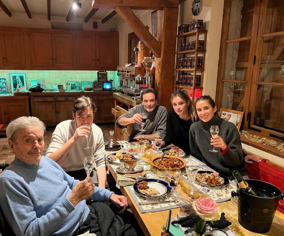 Photo : Alain Delon en famille pour Noël à Douchy, avec ses fils ...