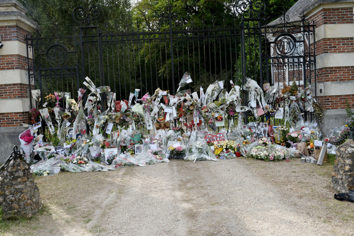 Photo : Les obsèques d'Alain Delon ont eu lieu dans son domaine de ...