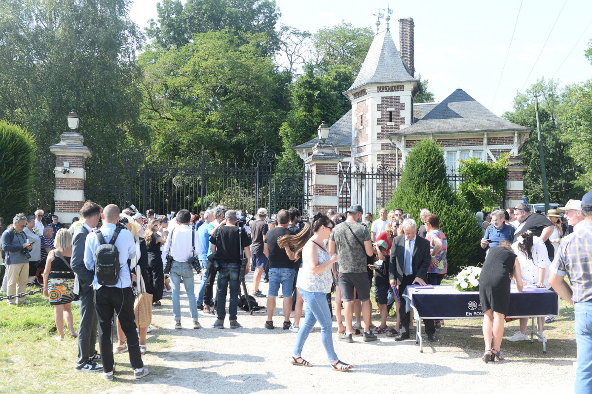 Photo : Les fans rendent hommage à Alain Delon devant la grille de sa ...