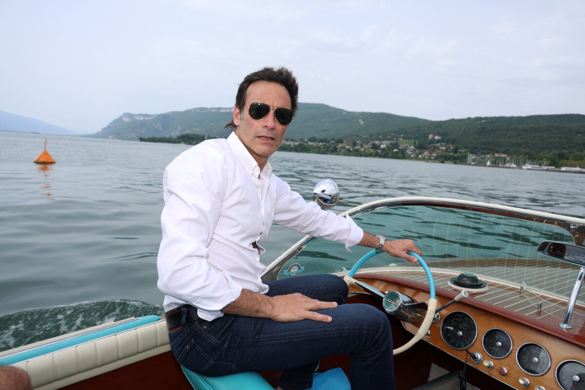 Photo : Exclusif - Rendez-vous avec Anthony Delon, en promenade en Riva ...