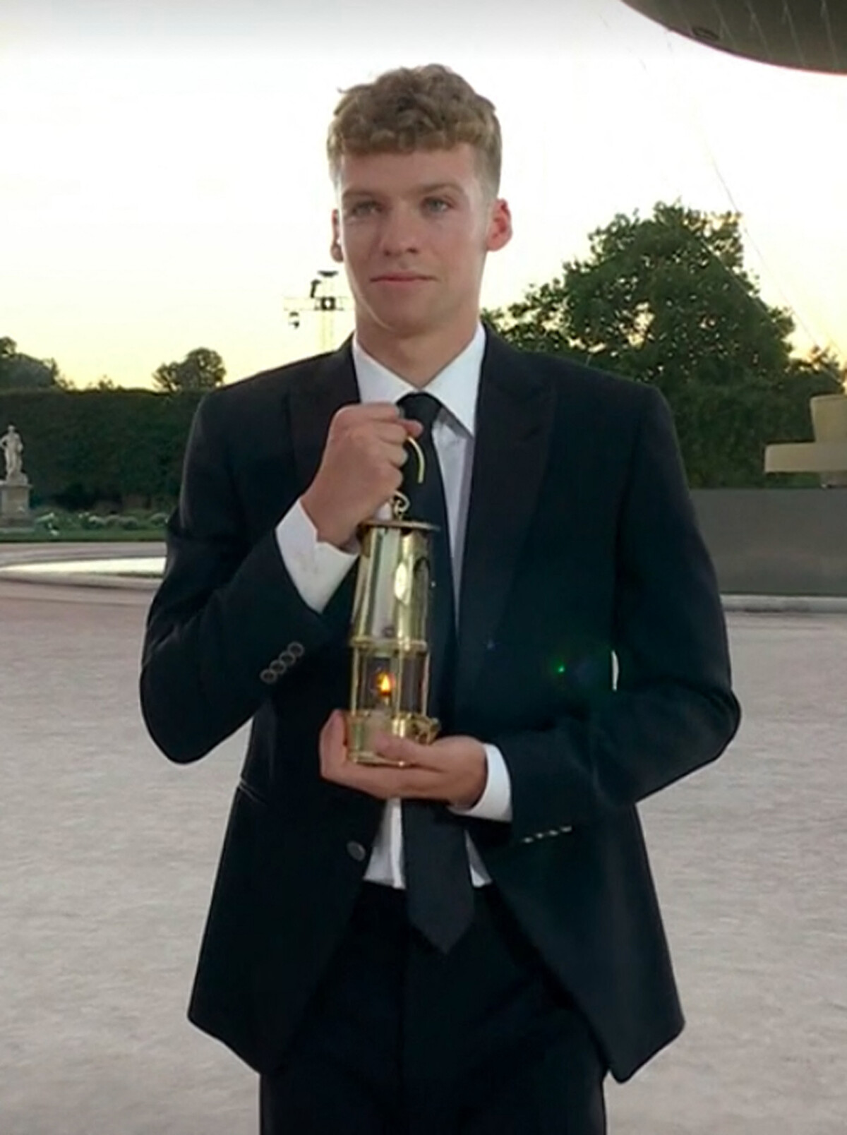 Photo : Leon Marchand - Jardin Tuileries devant la vasque - Cérémonie ...