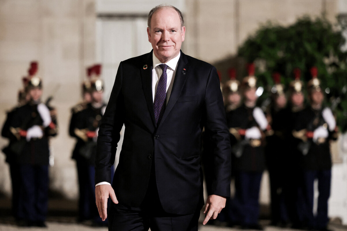 Photo : Le Prince Albert II de Monaco arrive au palais de l'Élysée pour ...