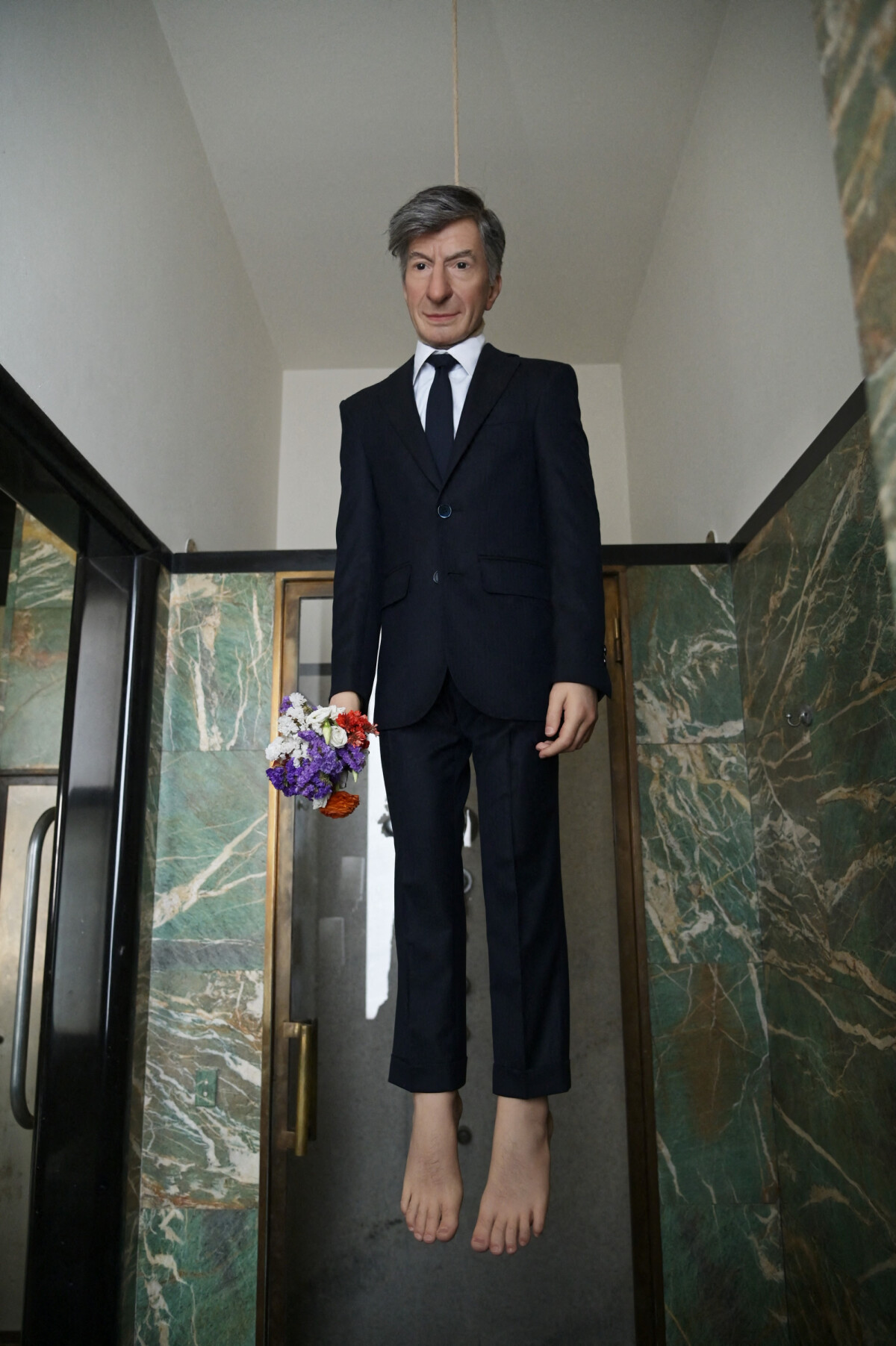 Photo : Répresentation de Maurizio Cattelan pendu à la Casa Corbellini ...
