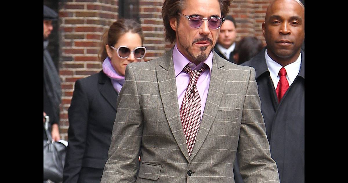 Robert Downey Jr. en costume-baskets à New York le 28 avril 2010 ...