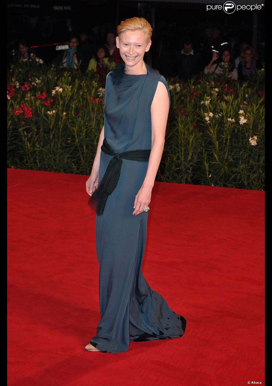 Tilda Swinton lors du festival de Venise le 8 septembre 2010 - Purepeople