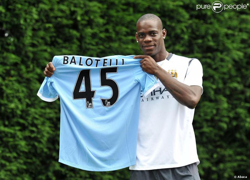 Mario Balotelli présente son nouveau maillot de Manchester City ...