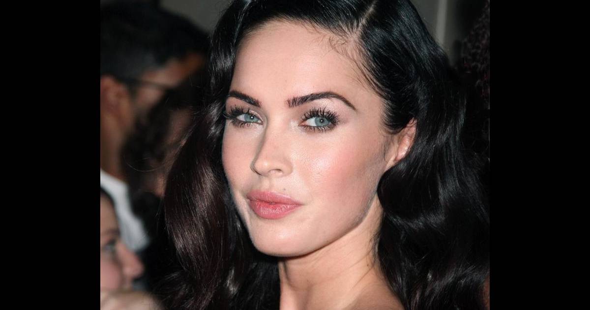 Look lumineux et glamour pour Megan Fox. Une bouche nude, un regard en ...
