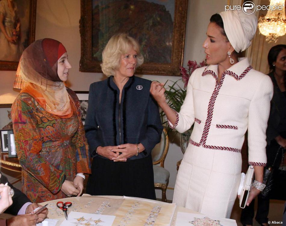 Sheikha Mozah Bint Nasser Al-Missned entourée du Prince Charles et de ...