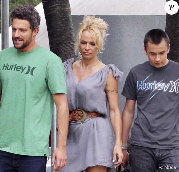 Pamela Anderson présente son nouveau boyfriend à son géant de fils ...