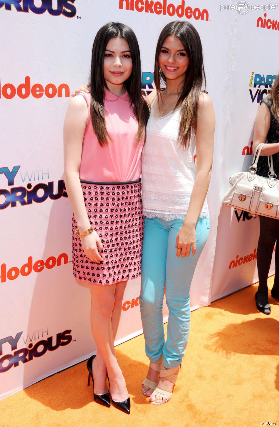 Miranda Cosgrove et Victoria Justice assistent à l'avant-première de ...