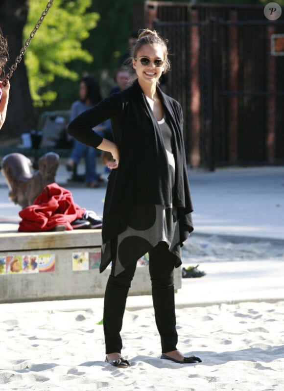 Photo : Jessica Alba passe un moment au parc avec sa fille Honor et sa ...