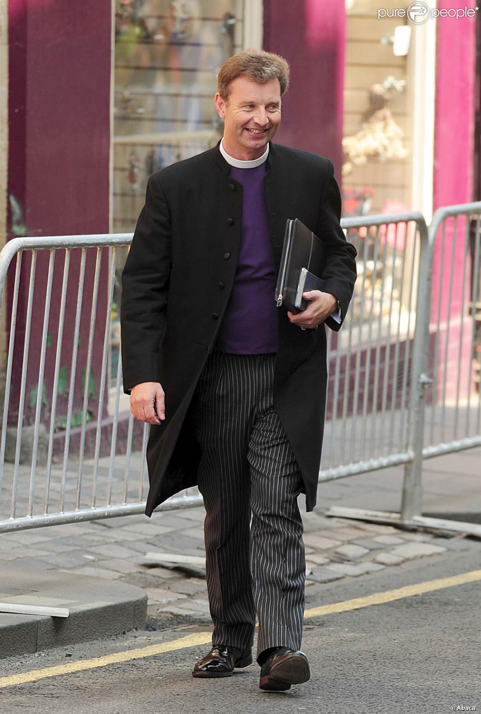 Le Révérend Neil Gardner arrive au mariage de Zara Phillips et de Mike ...