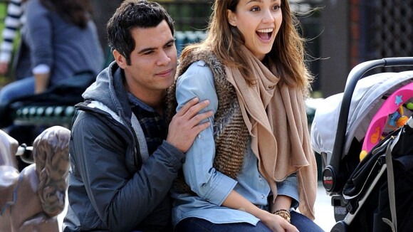 Photo : Jessica Alba radieuse en famille. Novembre 2011 à Los Angeles ... Photo : Jessica Alba radieuse en famille. Novembre 2011 à Los Angeles ...