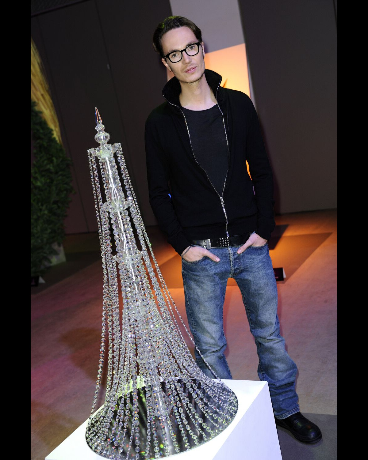 Photo : Maxime Simoëns pose avec son sapin pour la 16e édition des ...