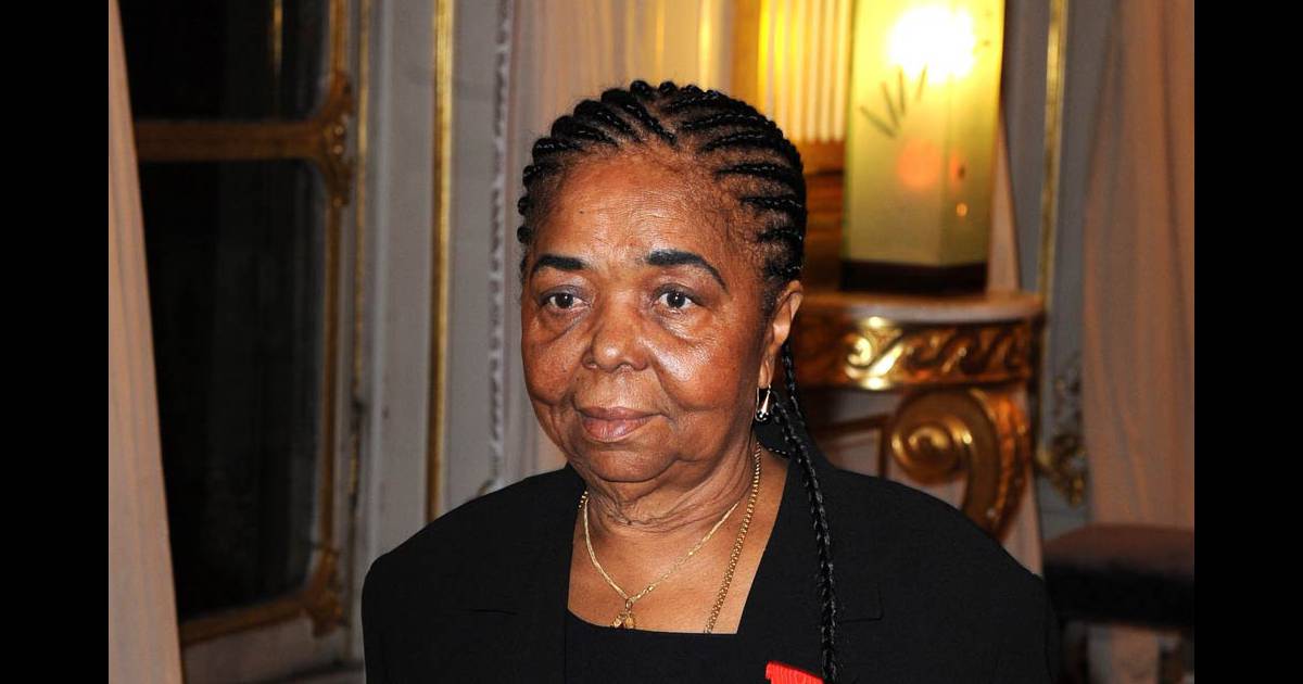 Cesaria Evora, chanteuse cap-verdienne, lors de sa remise de la légion ...