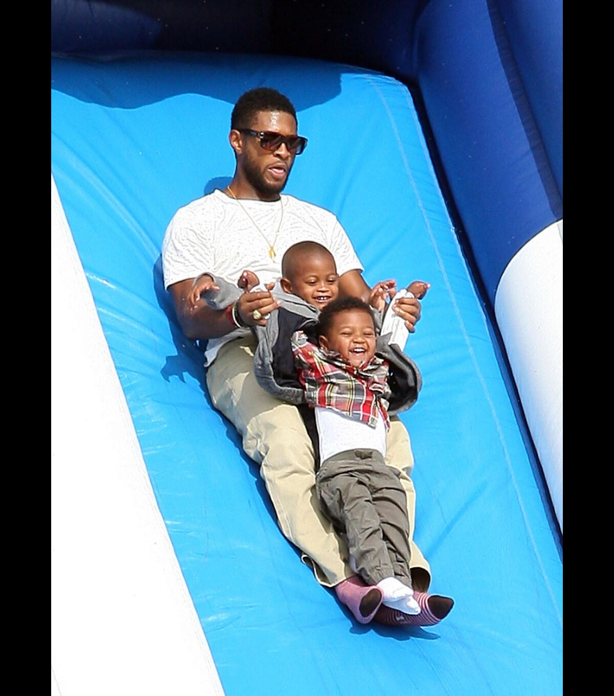 Photo : Usher et ses enfants en octobre 2010 - Purepeople