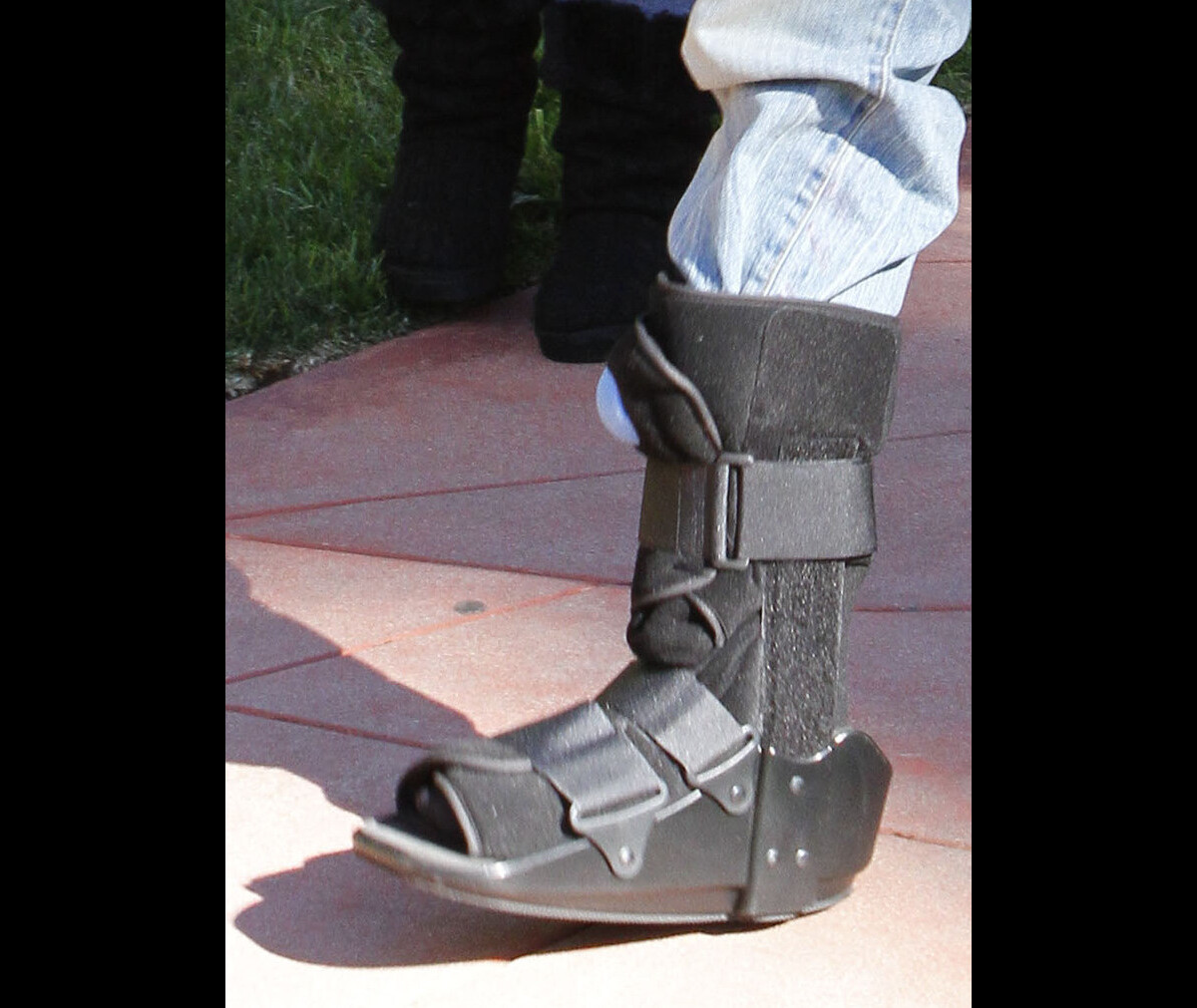 Photo : Le pied blessé d'Halle Berry, le vendredi 13 janvier 2012 ...