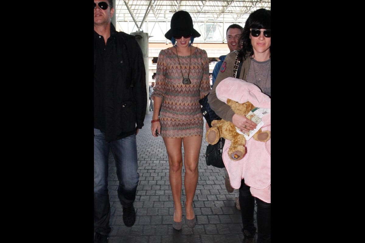 Photo : Katy Perry, ravissante et jamais sans son doudou à la sortie de ...