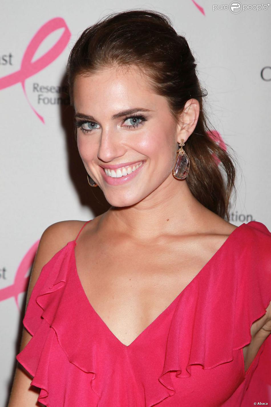 L'actrice Allison Williams assiste à la soirée Hot Pink de la Breast ...