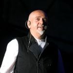 Peter Gabriel s'éclate dans les vagues de Saint-Barthélemy avec son ...