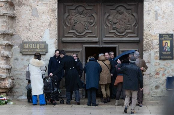 Le petit Emile accueilli et porté par sa famille à l'église, ses ...