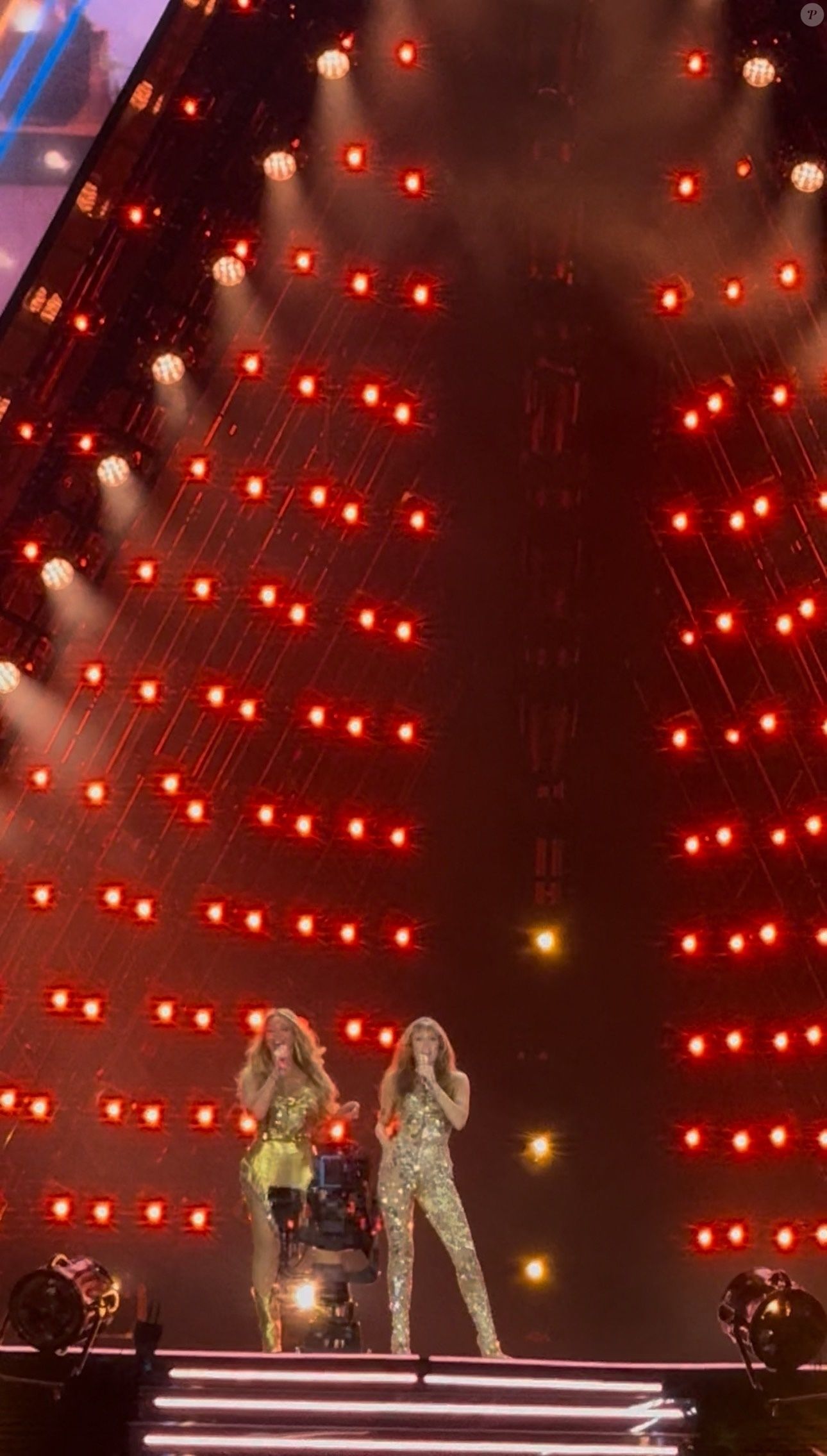 Photo : Paris, FRANCE Miley Cyrus monte sur scène et rejoint Beyoncé ...