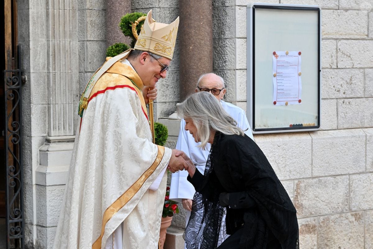 Photo : Monseigneur Dominique-Marie David et la princesse Caroline de ...