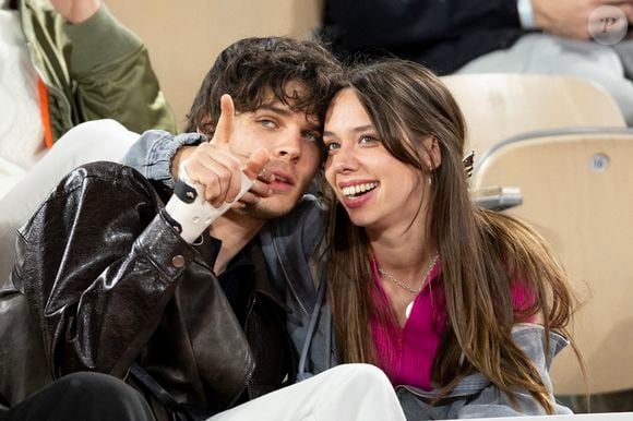 A Roland Garros, la petite-fille de Jacques Higelin, Kim, est collée à ...