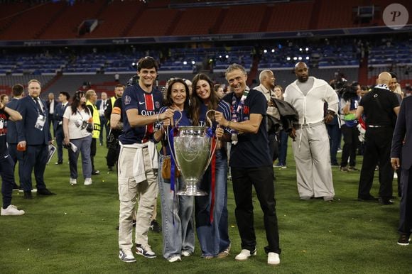 Luis Enrique fête le sacre historique du PSG avec sa femme Elena et ...