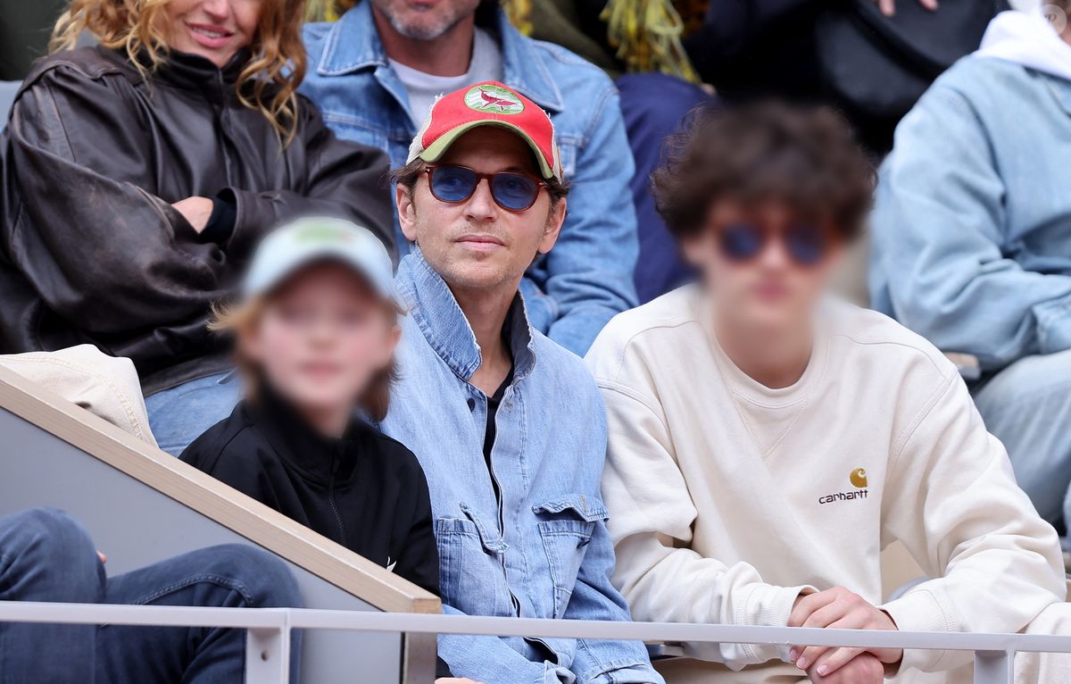 Photo : Le chanteur Raphaël et ses enfants dans les tribunes lors des ...