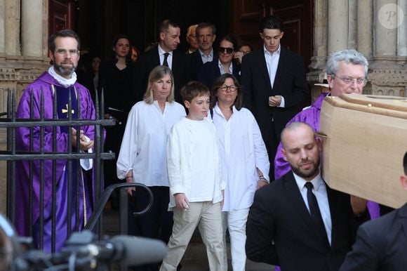 Alexandra et Clarisse, les filles de Philippe Labro, se serrent les ...