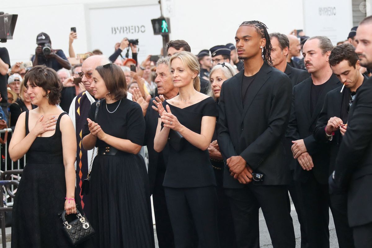 Photo : Costume noir et lunettes sombres : le “dress code Ardisson” a ...