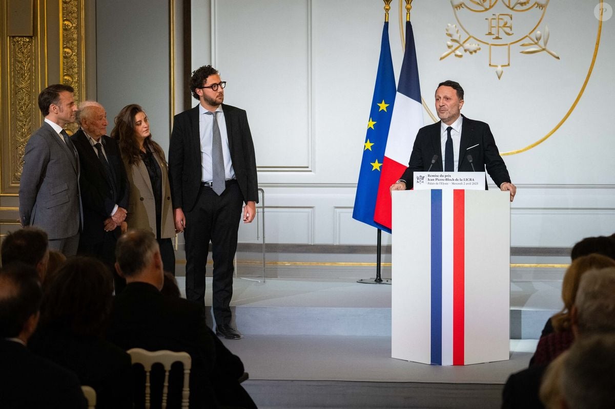Photo : Le Président de la République Emmanuel Macron lui a remis au ...