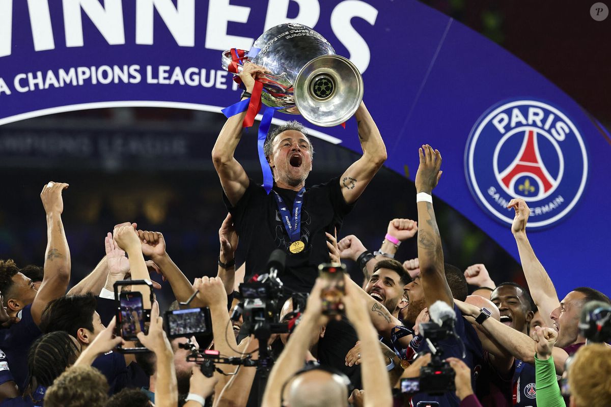 Photo : Luis Enrique Martinez fête la victoire du PSG en finale de la Ligue des champions à la ...