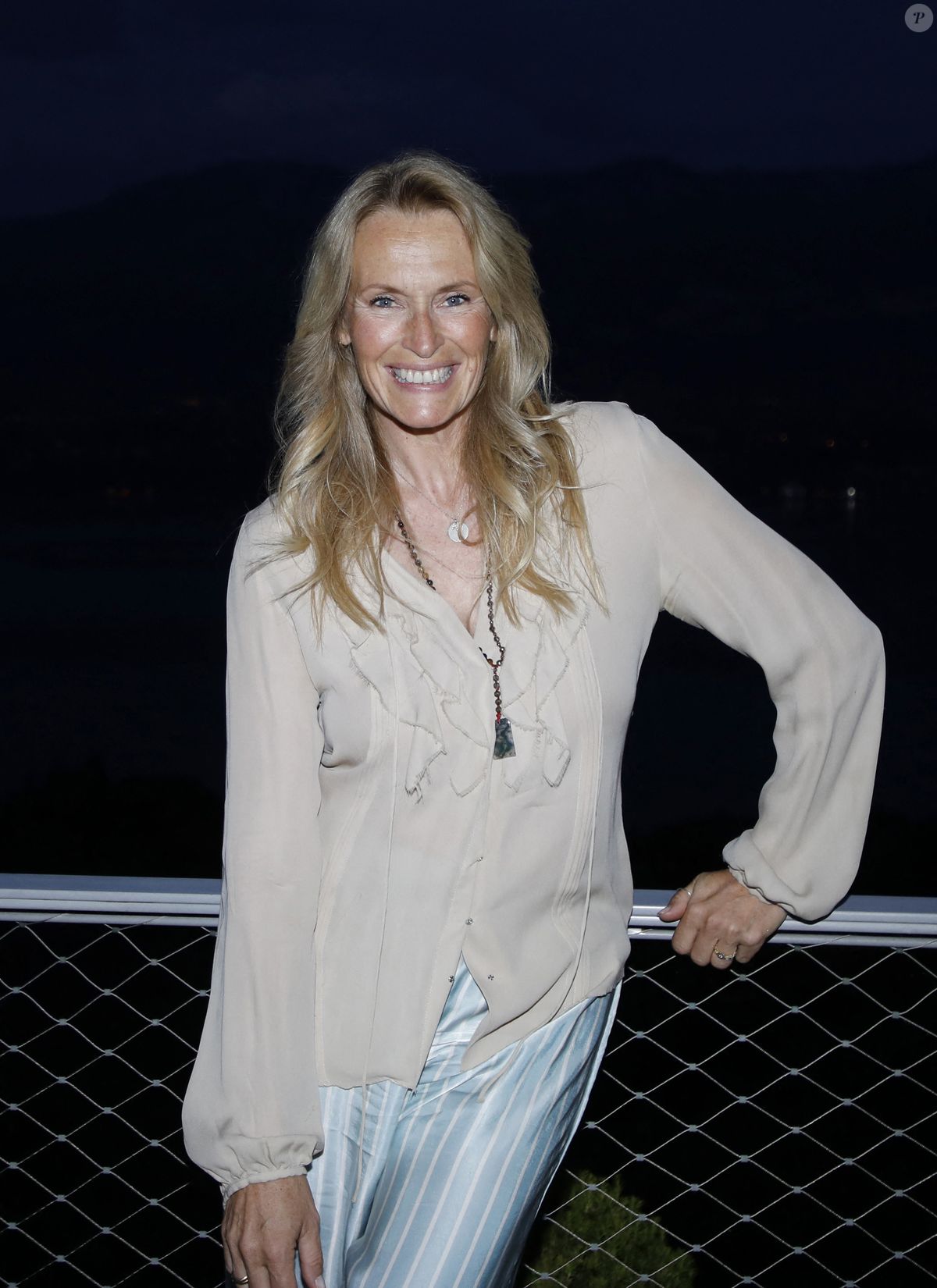 Photo : Exclusif - Estelle Lefébure lors du dîner au Restaurant ...