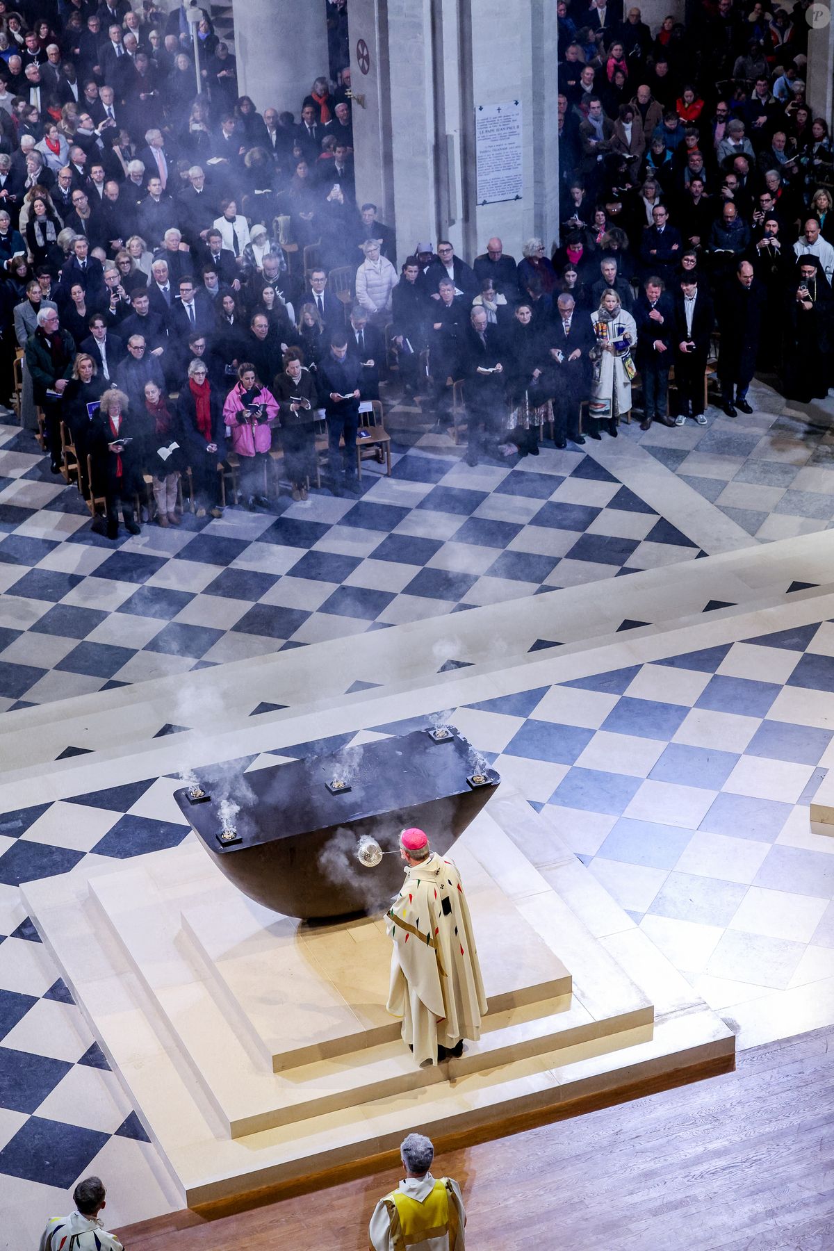 Photo : Consécration du nouvel autel, oeuvre du sculpteur et designer G ...