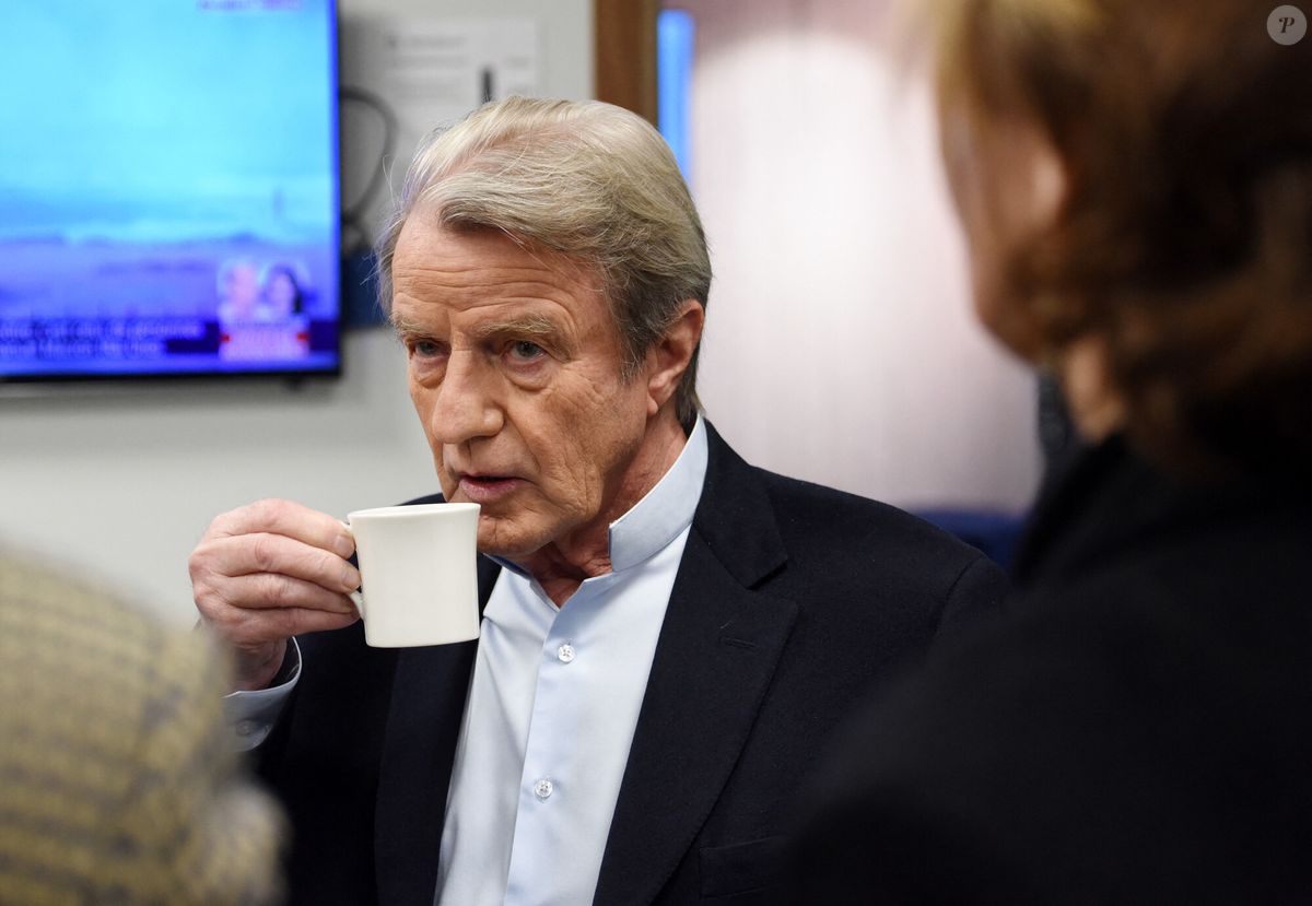 Photo : Bernard Kouchner est interviewé sur RMC/BFM TV à Paris, France ...