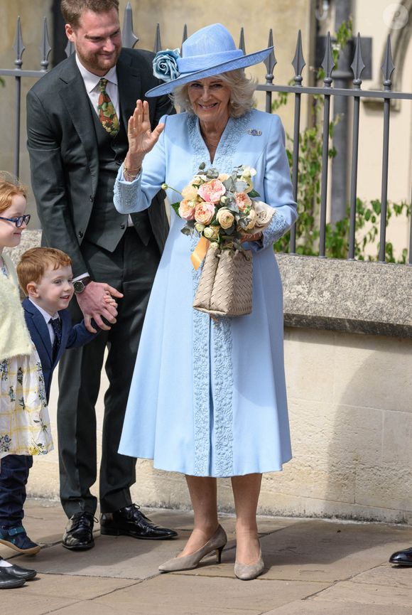 A 77 ans, la reine Camilla s'affiche à la messe de Pâques avec le sac ...