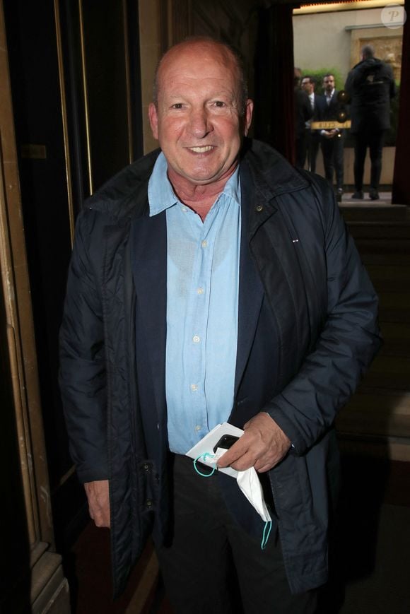 Main dans la main, Clara Paban et Olivia accompagnent Rolland Courbis ...