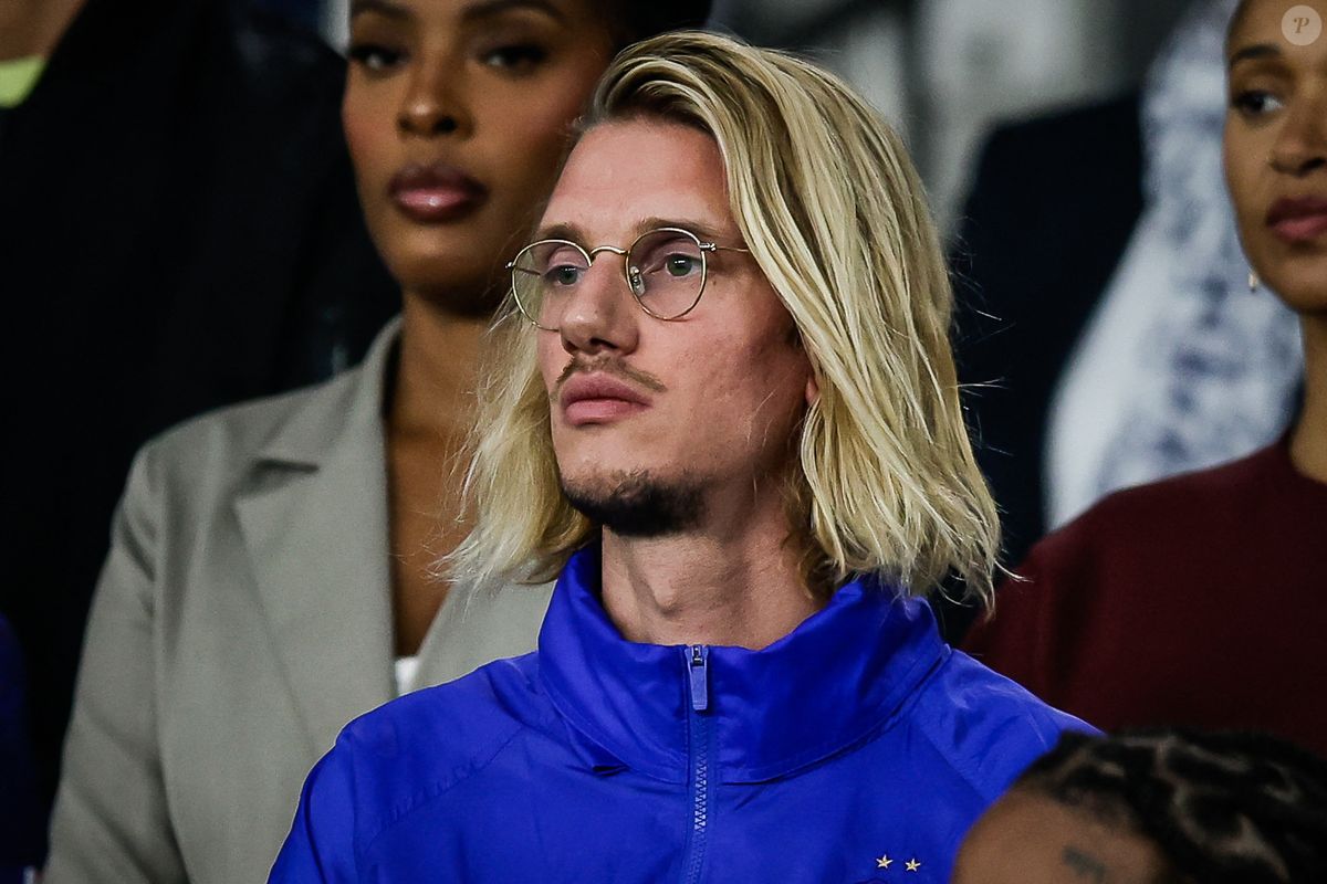 Photo : Paul Mirabel - Célébrités dans les tribunes lors du match de ...