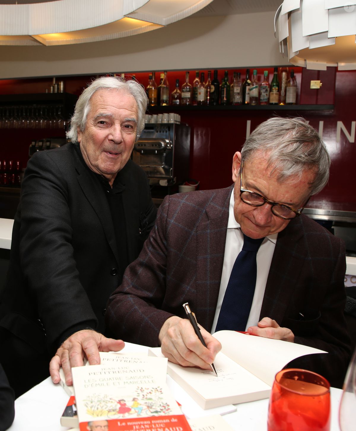 Photo : Entouré de ses proches. Pierre Arditi et Jean-Luc Petitrenaud ...