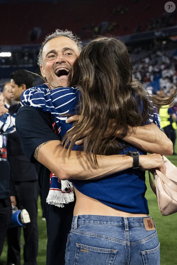 Luis Enrique fête le sacre historique du PSG avec sa femme Elena et ...