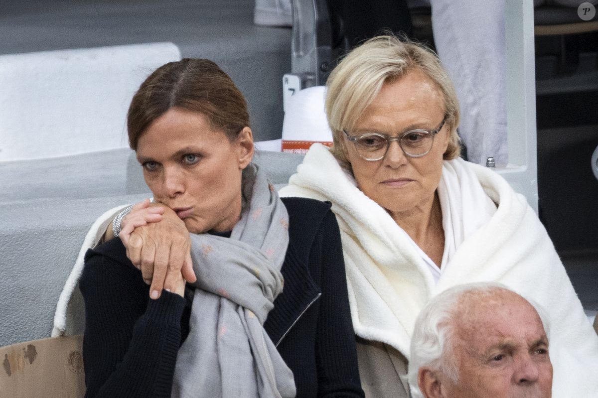 Photo : Muriel Robin et sa femme Anne Le Nen dans les tribunes lors de ...